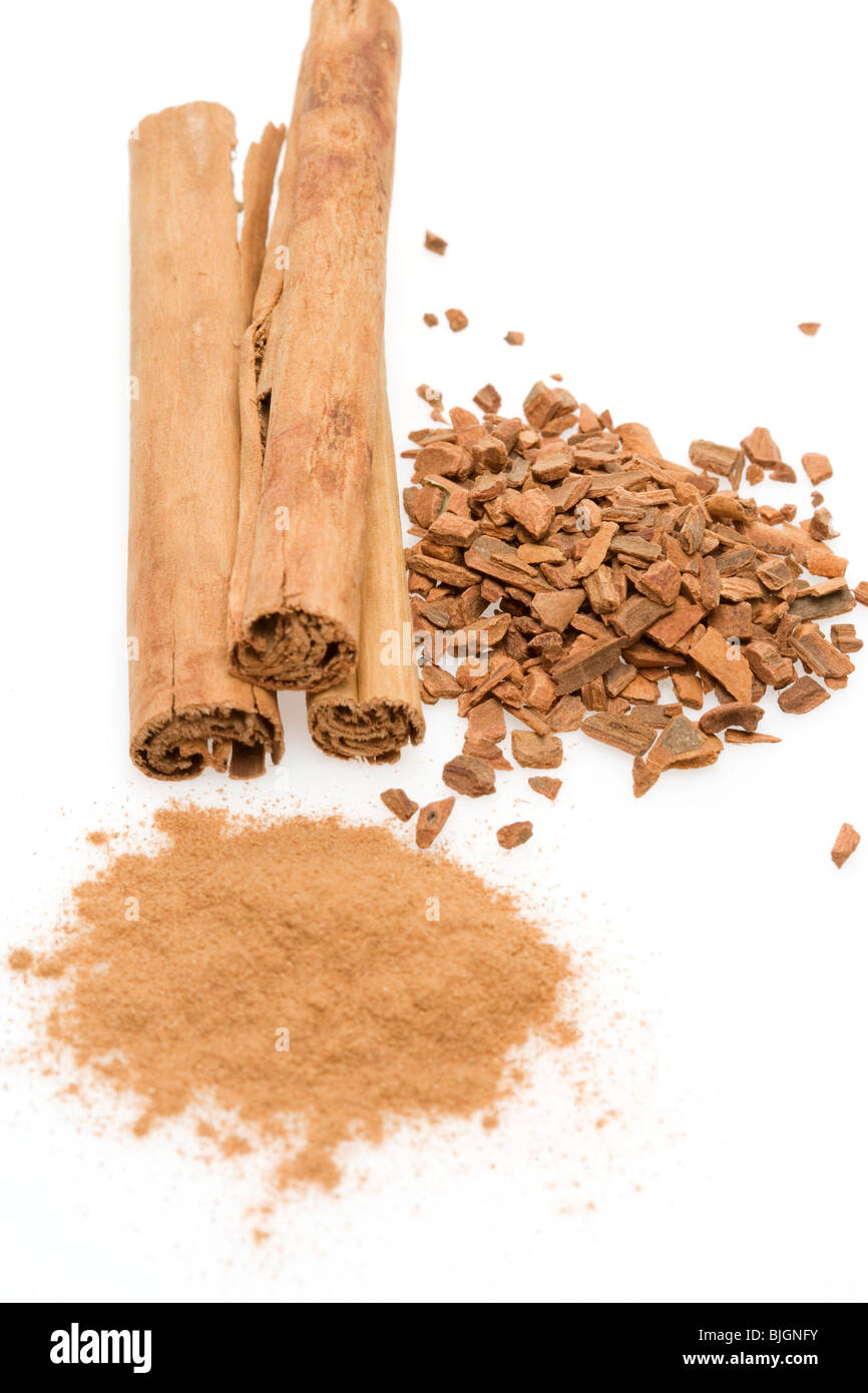 Cinnamon (whole & chopped cinnamon sticks, ground cinnamon Stock Photo ...