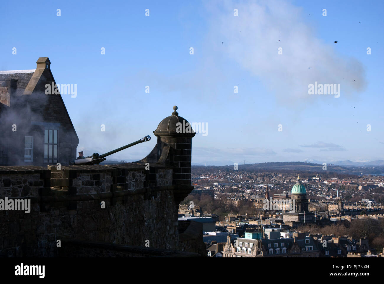 The one oclock gun firing from edinburgh castle hi-res stock ...