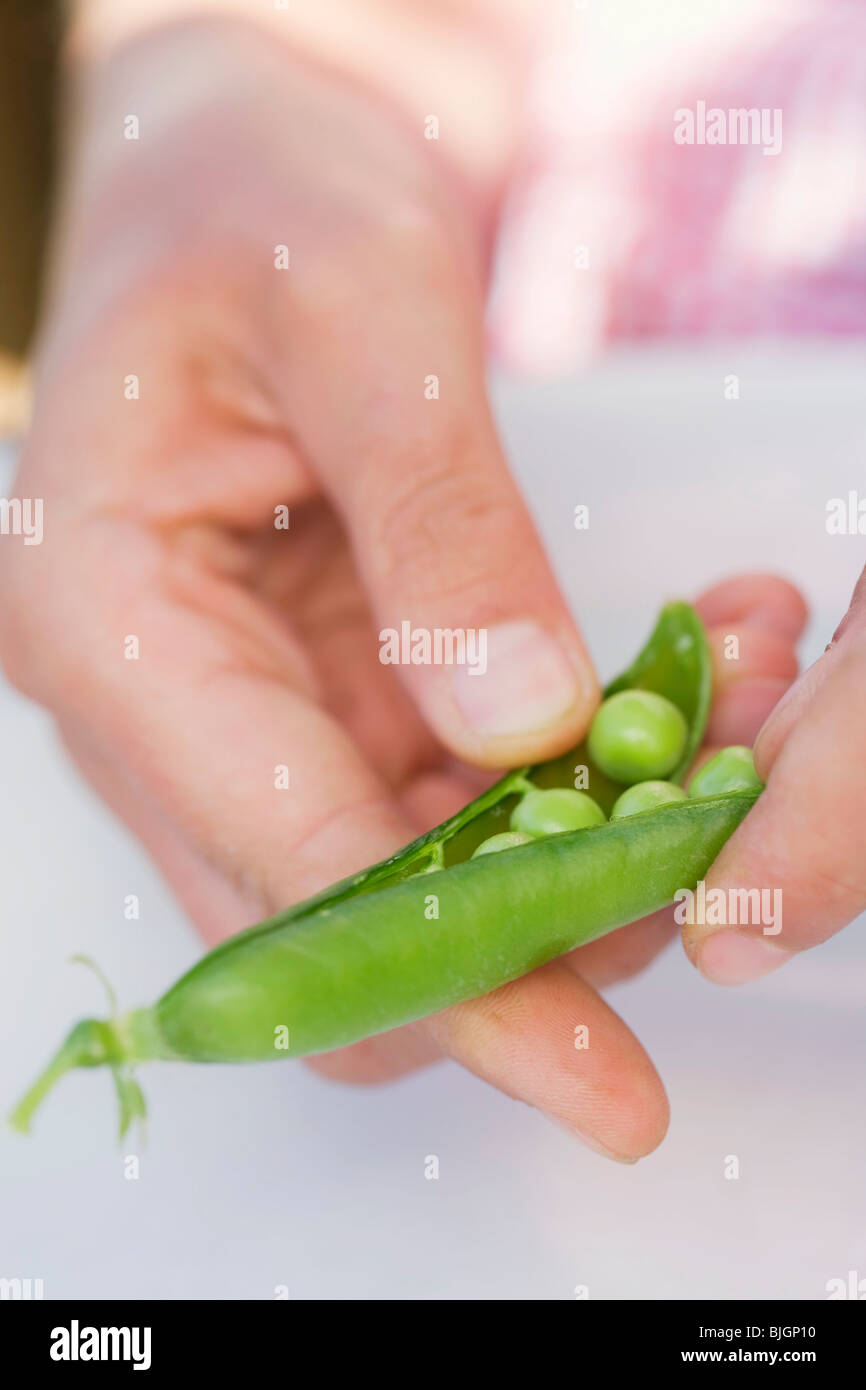 Shelling peas hi-res stock photography and images - Alamy