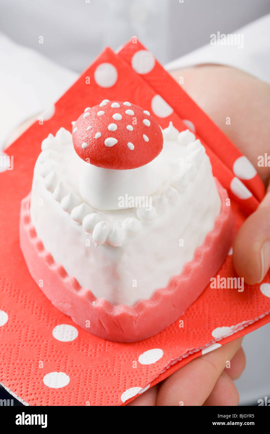 Small cake hi-res stock photography and images - Alamy