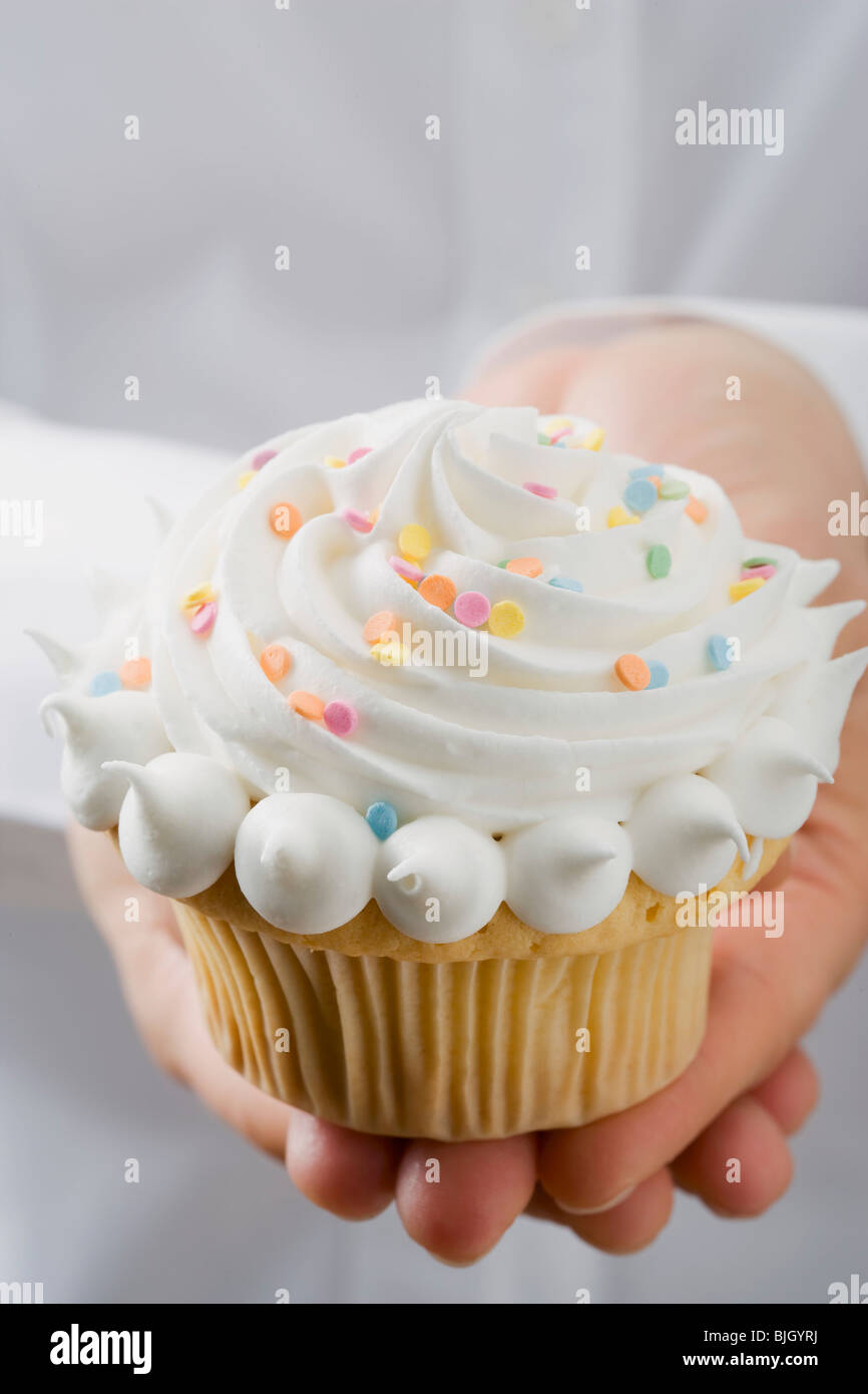 Hands holding cupcake Stock Photo - Alamy