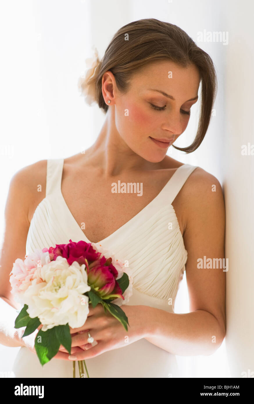 Bride holding bouquet of flowers Stock Photo - Alamy