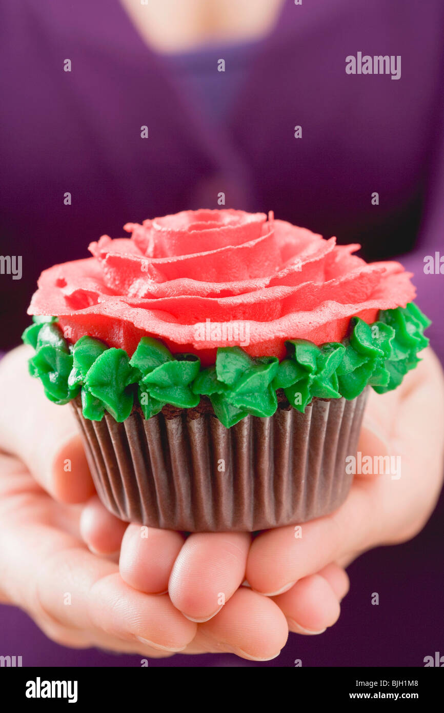 Hands holding cupcake Stock Photo - Alamy