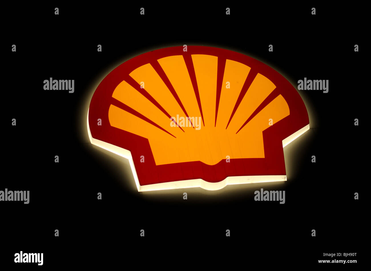 Shell forecourt hi-res stock photography and images - Alamy
