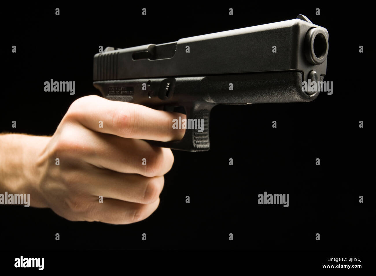 hand holding a gun Stock Photo - Alamy