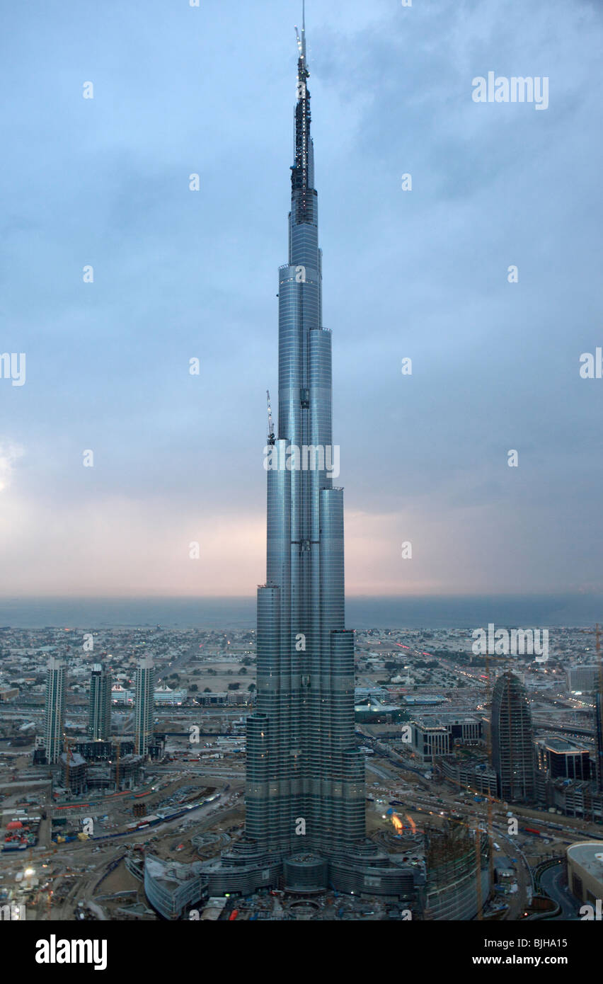 Dubai office building under construction hi-res stock photography and ...