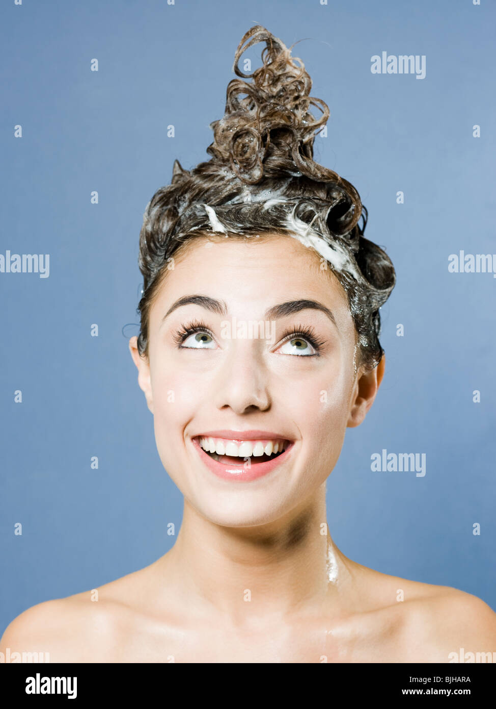woman shampooing her hair Stock Photo - Alamy
