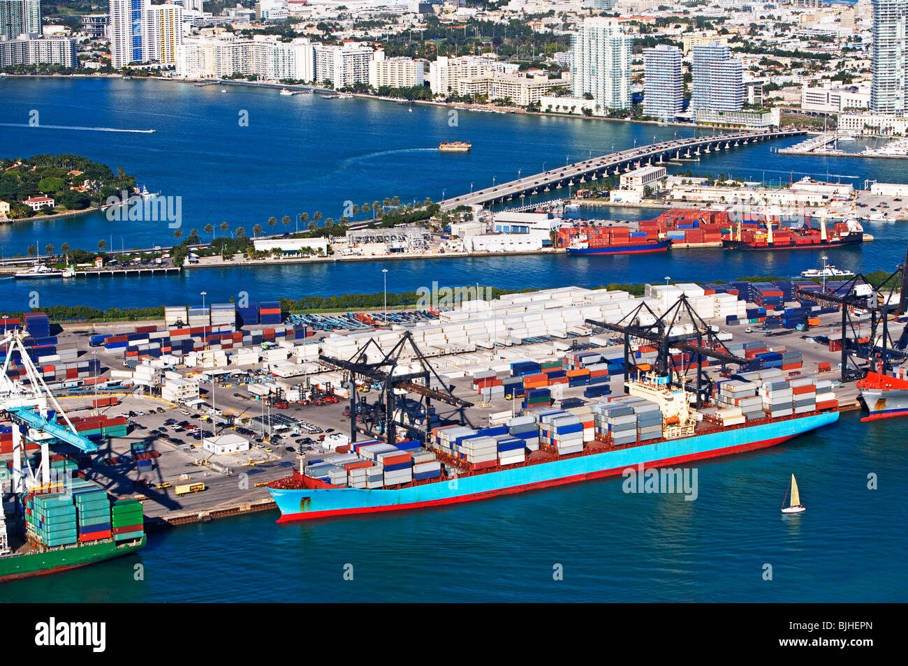 Us ports cargo containers hi-res stock photography and images - Alamy