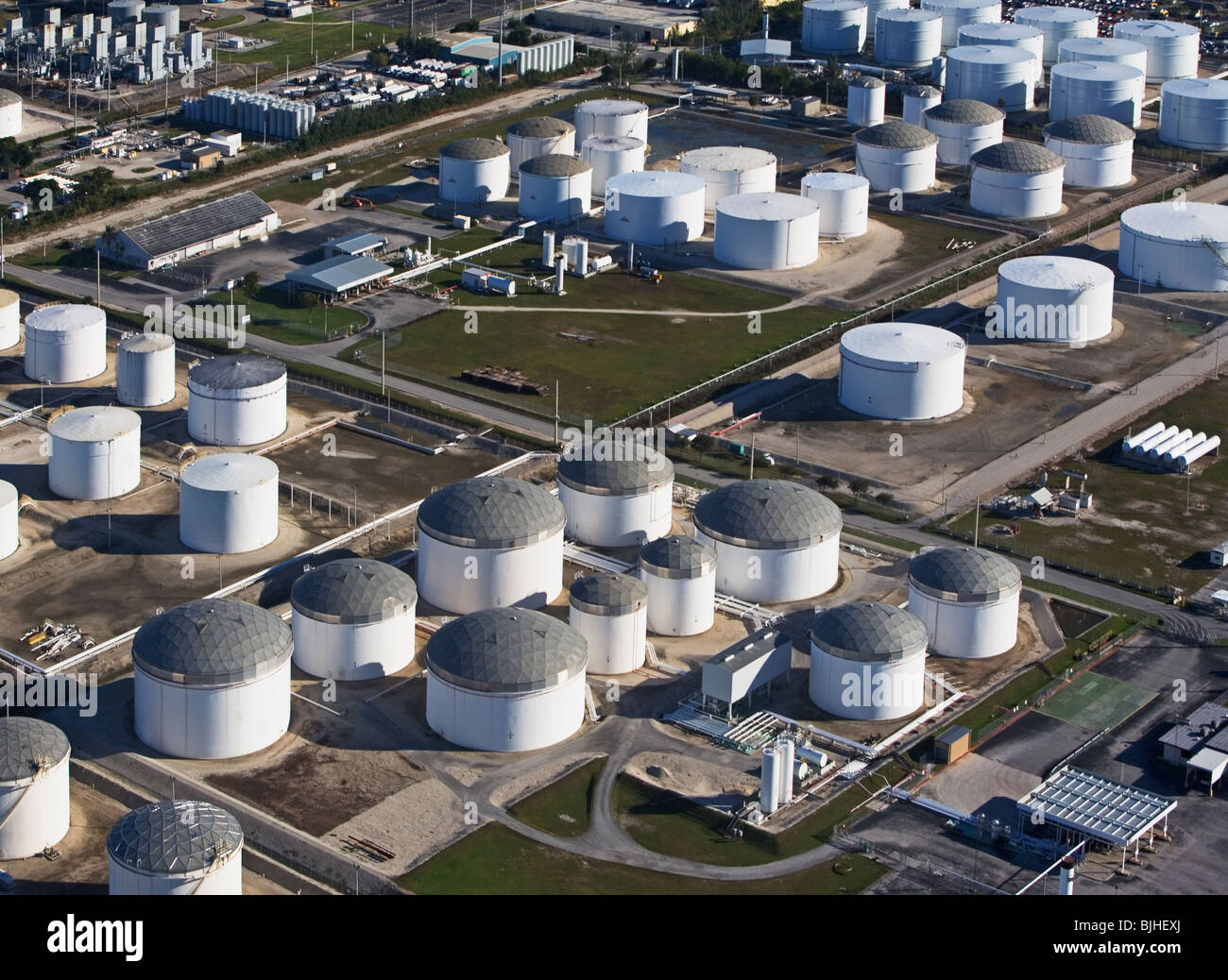 Oil tanks hi-res stock photography and images - Alamy