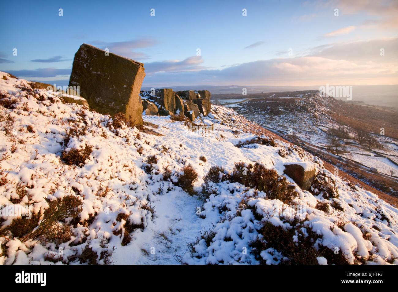 Curbar Edge illuminated by the last rays of the setting sun in the Peak ...