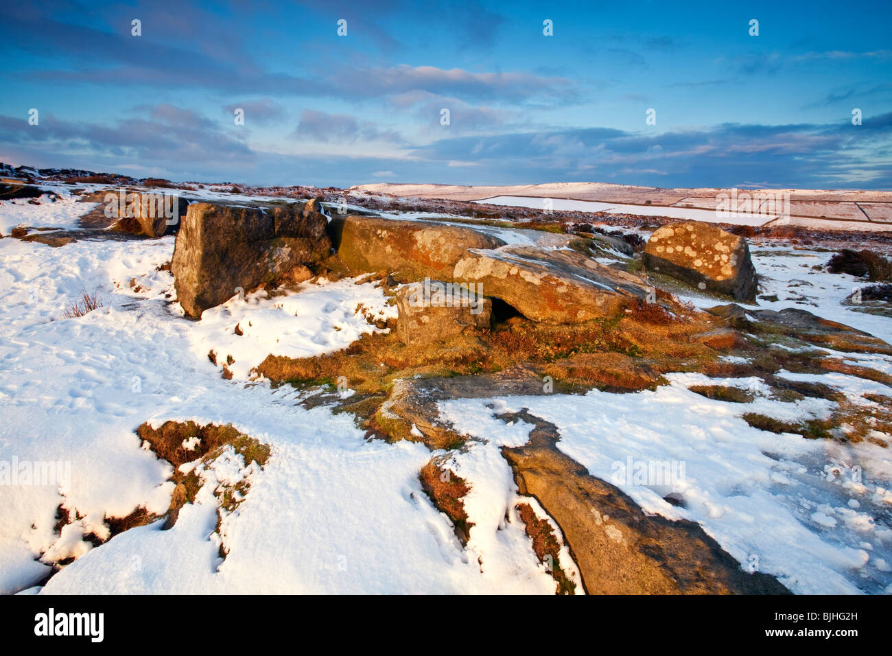 Curbar Edge illuminated by the last rays of the setting sun in the Peak ...