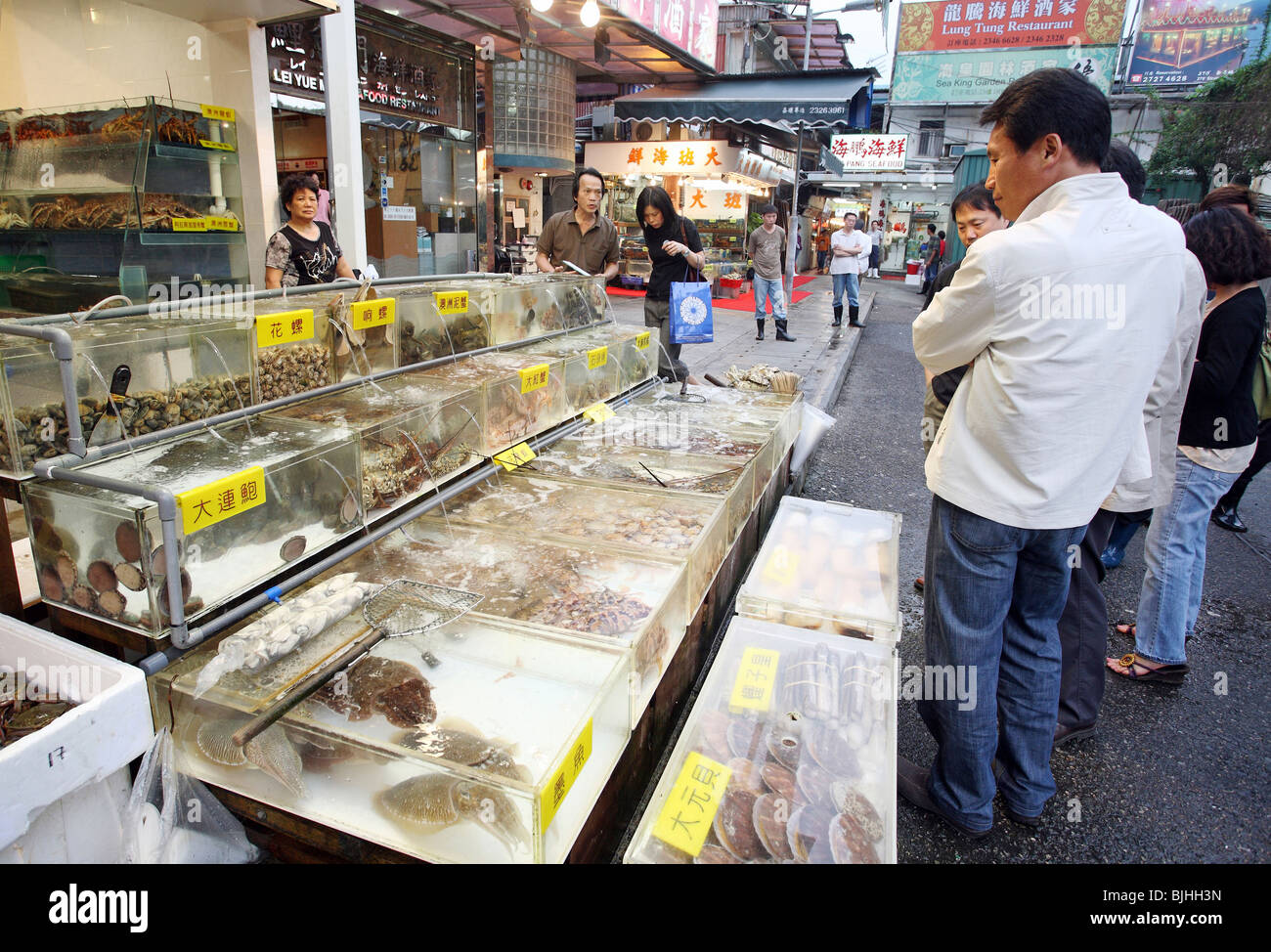 Seafood sales at a market, Hong Kong, China Stock Photo - Alamy