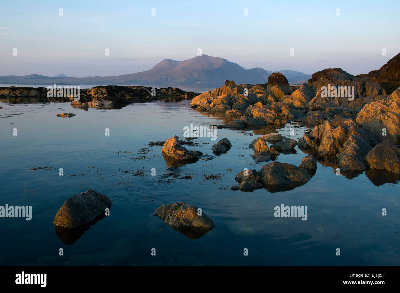 Mweelrea mountain from renvyle beach hi-res stock photography and ...