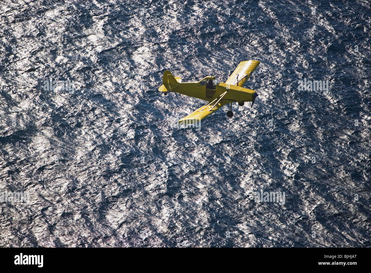 Airplanes wing over blue hi-res stock photography and images - Alamy