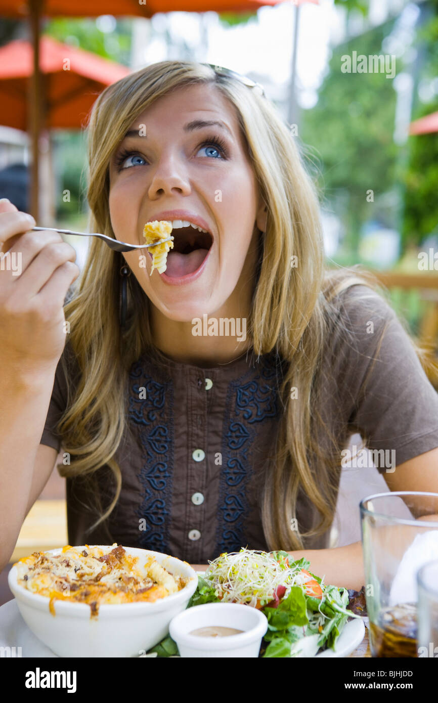 woman eating lunch Stock Photo - Alamy