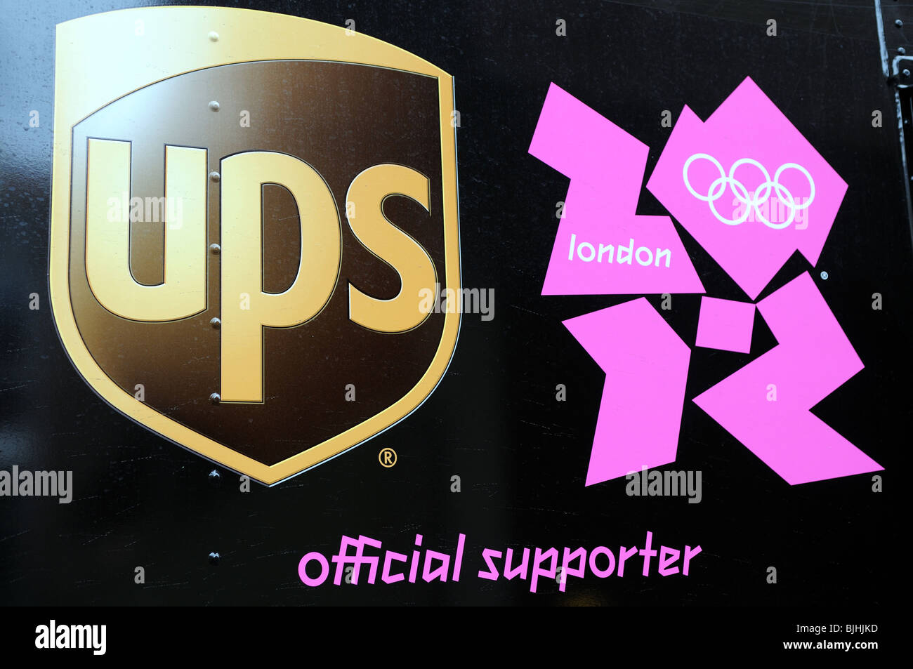 Ups courier hi-res stock photography and images - Alamy