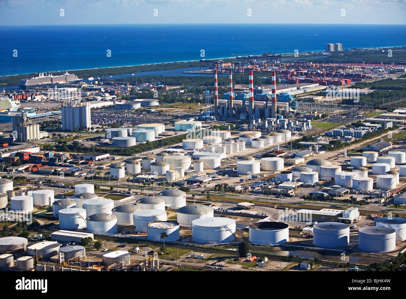 Crude oil container hi-res stock photography and images - Alamy