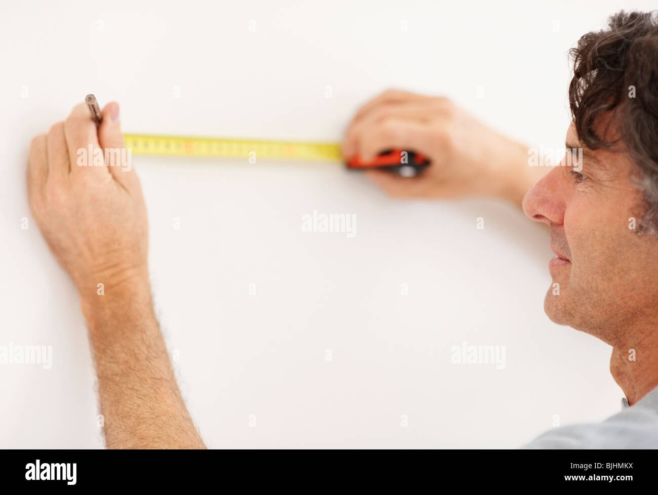 Carpenter measuring wall Stock Photo - Alamy