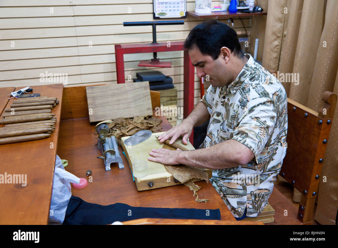 Cigar maker hi-res stock photography and images - Alamy
