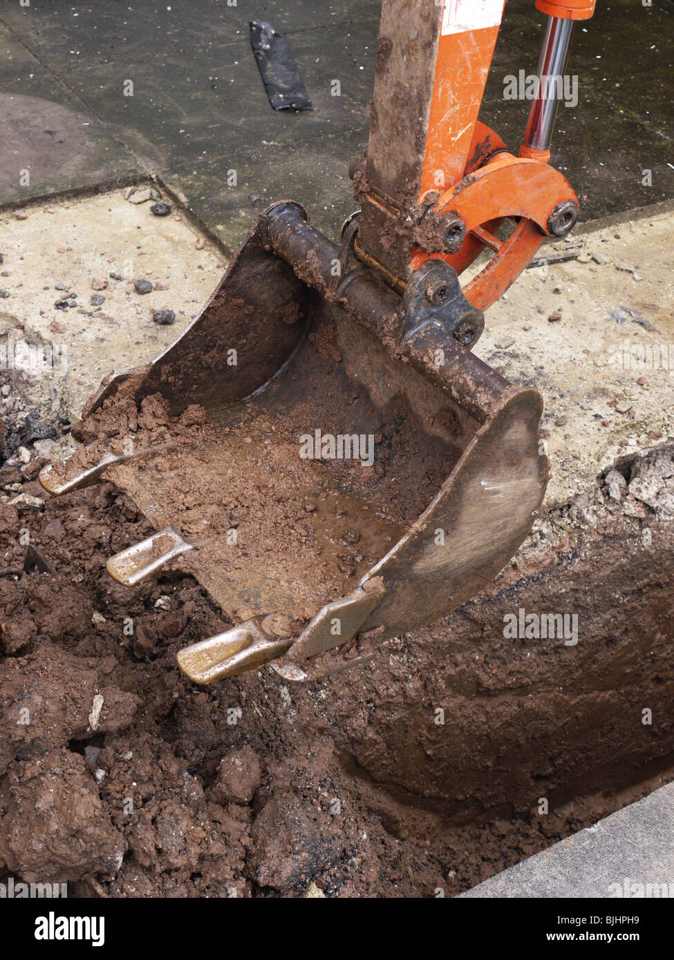 Kubota mini digger digging foundations for extension to semi-detached ...