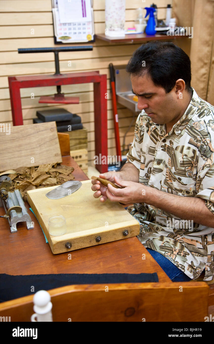 Cigar maker hi-res stock photography and images - Alamy