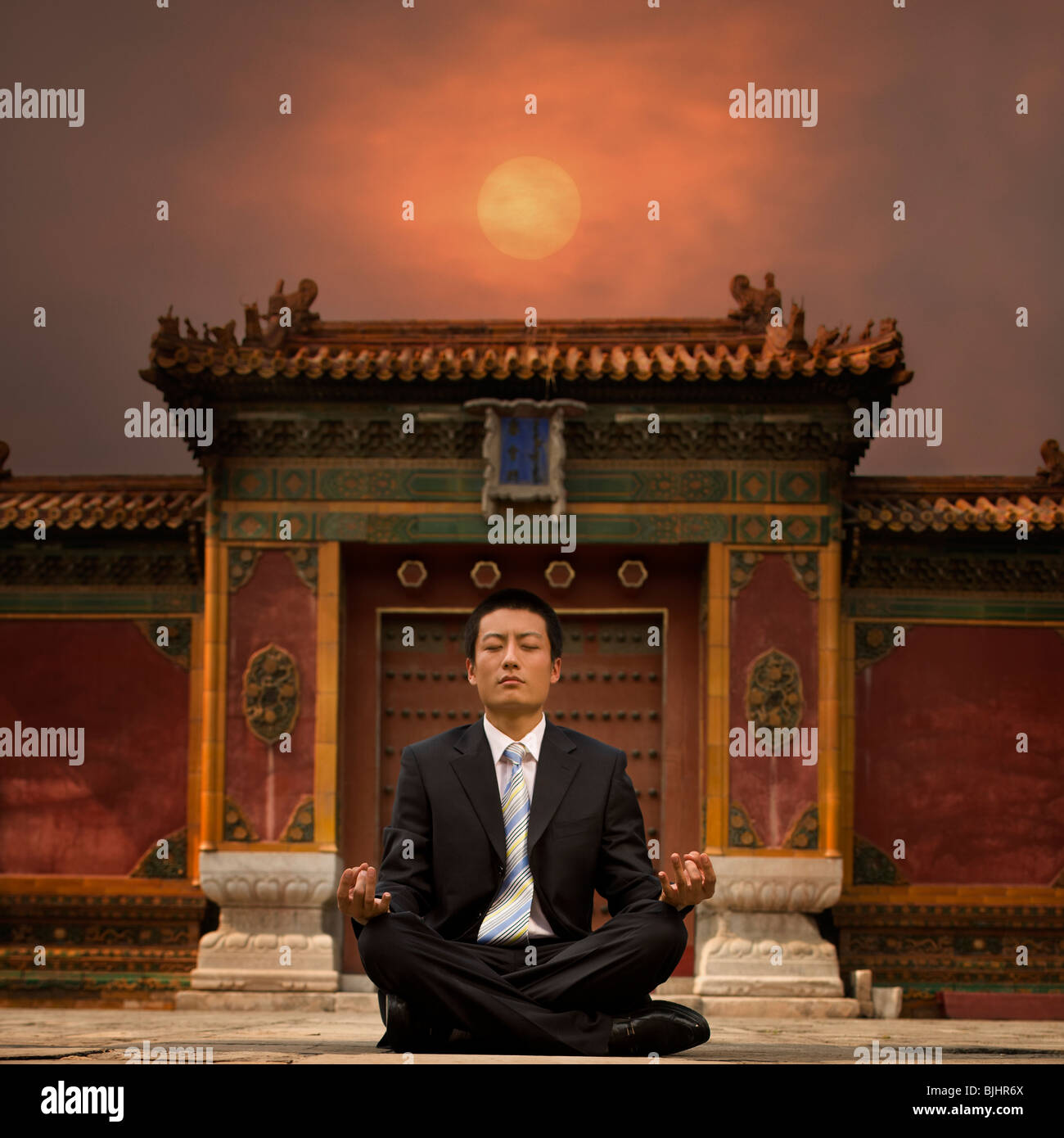 China urban square sun hi-res stock photography and images - Alamy