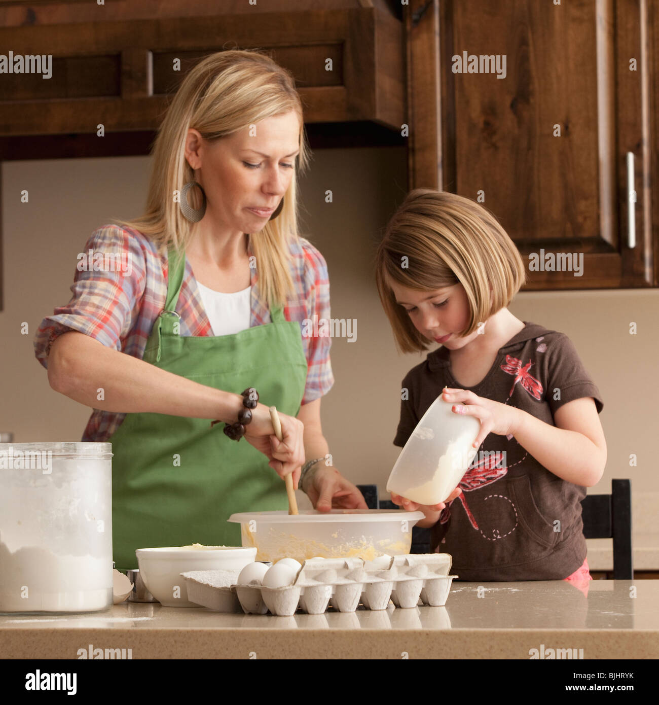 Mother and daughter baking Stock Photo - Alamy