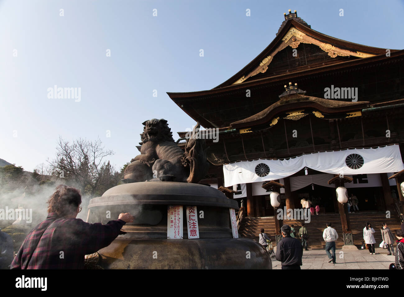 Worshiping at zenkoji hi-res stock photography and images - Alamy