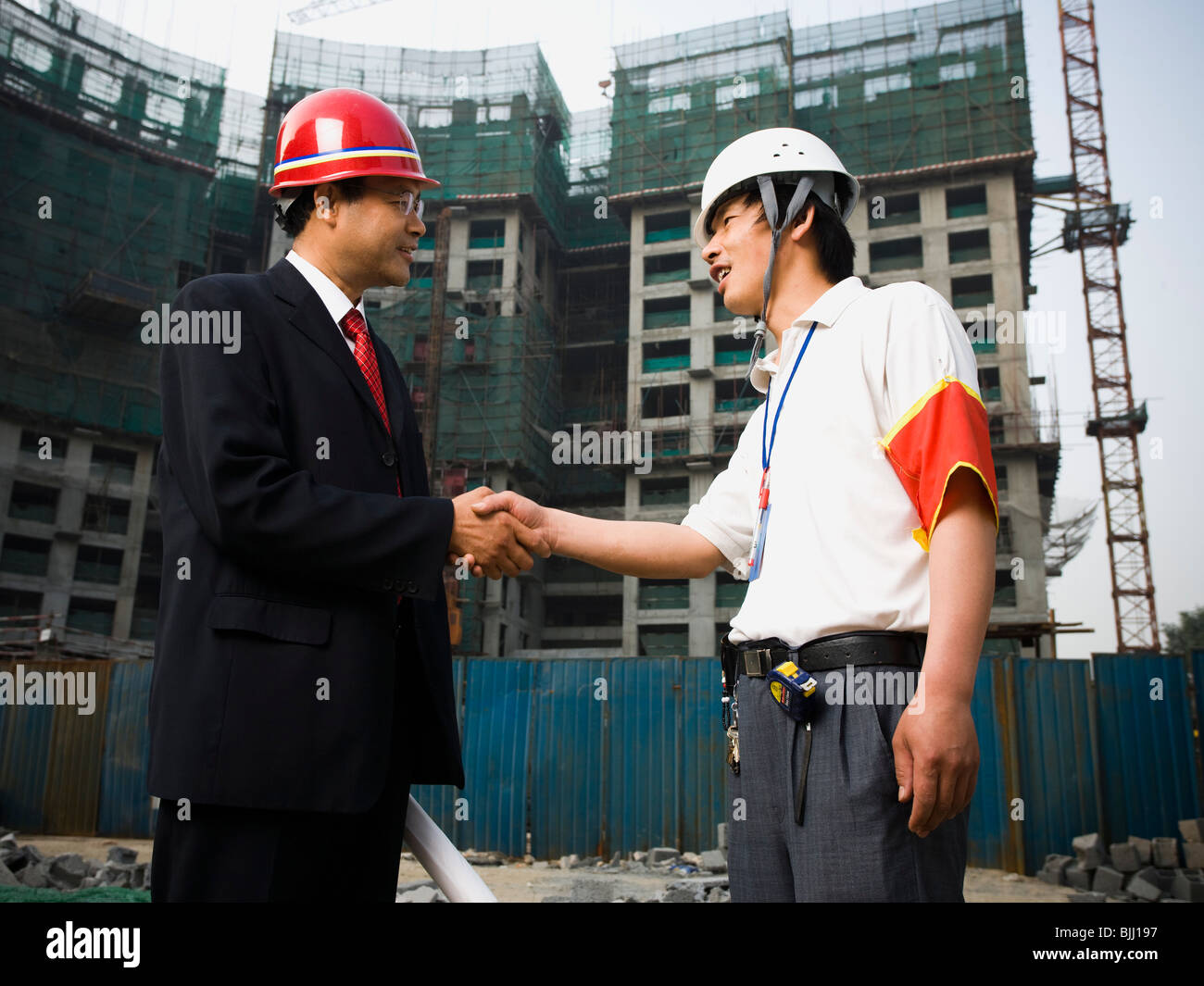 Construction foreman and worker outdoors shaking hands Stock Photo - Alamy