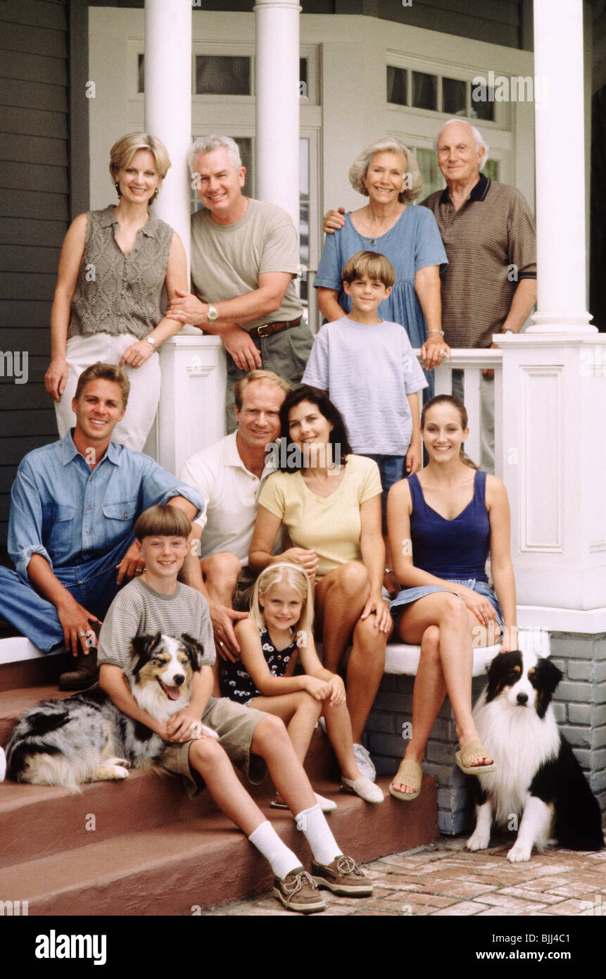 Family reunion portrait hi-res stock photography and images - Alamy