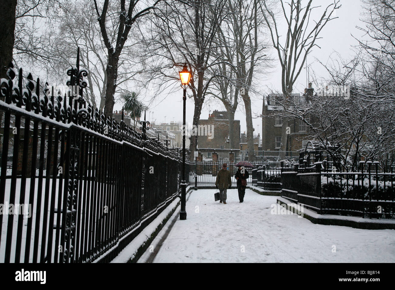 London snow street lamp hi-res stock photography and images - Alamy