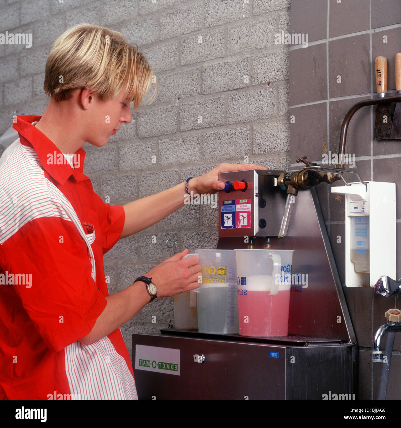 Hospital cleaner uk hi-res stock photography and images - Alamy