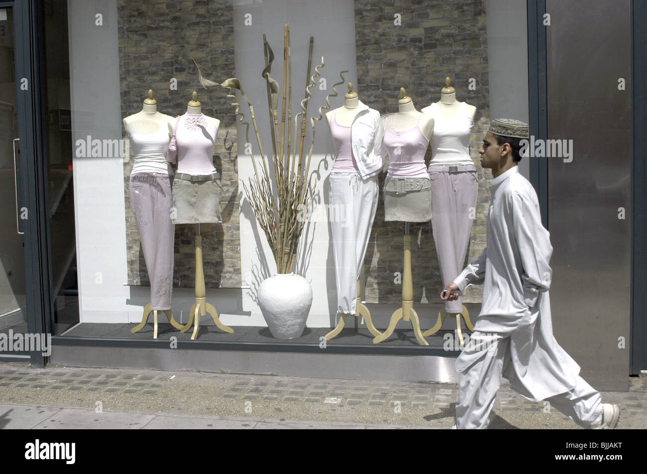 London muslim burka hi-res stock photography and images - Alamy