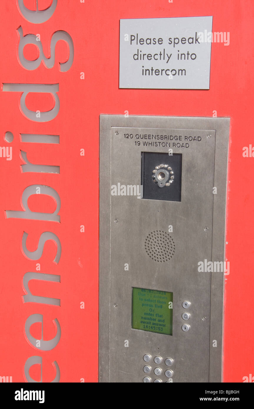 UK SECURITY INTERCOM IN A BLOCK OF FLATS IN LONDON Stock Photo - Alamy