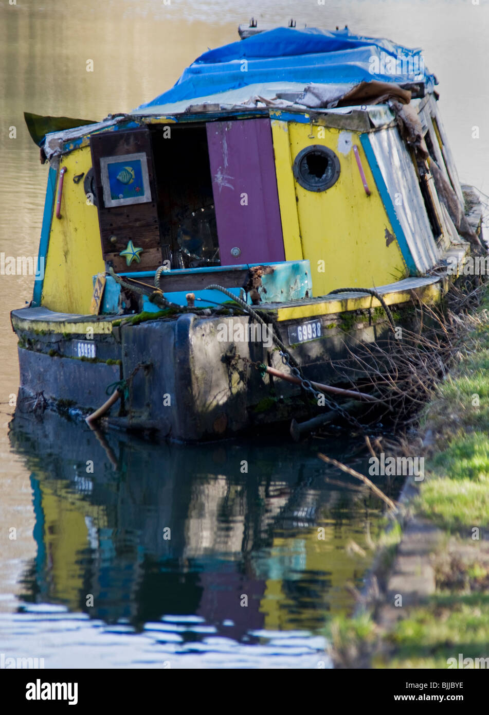 Derelict canal and narrowboat hi-res stock photography and images - Alamy