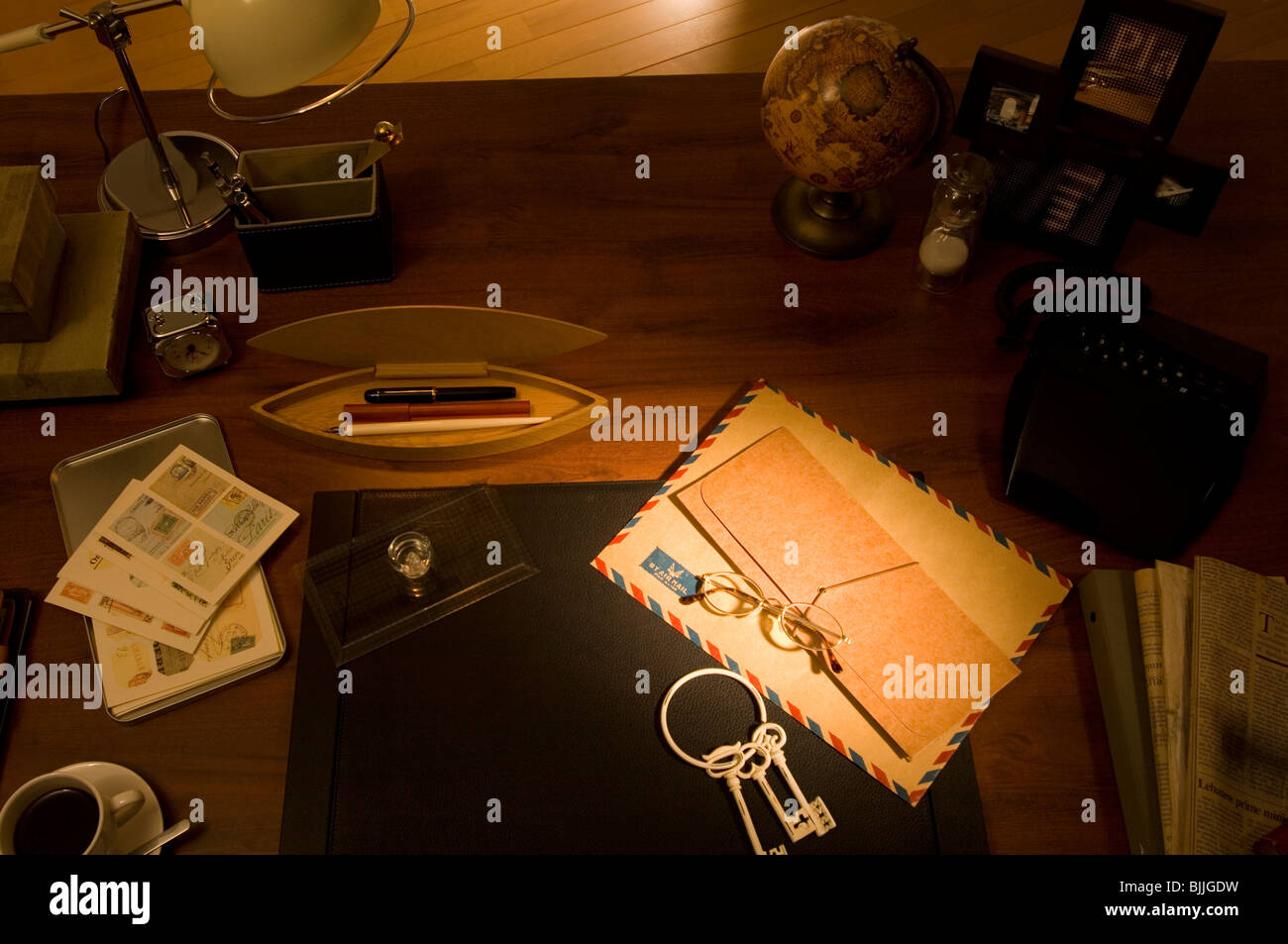 Keys and mail on desk Stock Photo - Alamy