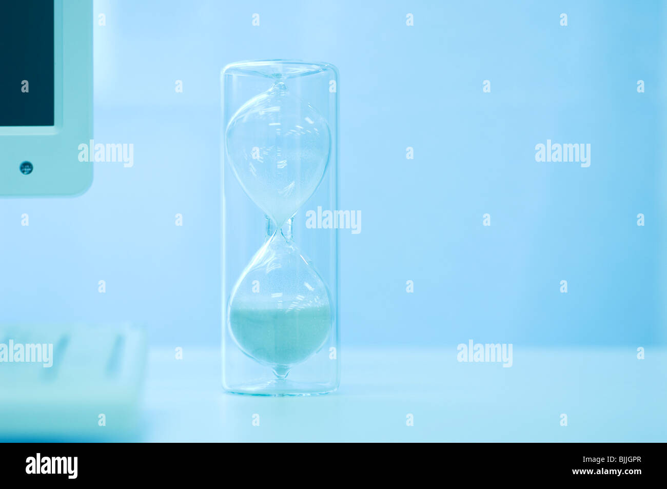 Computer hourglass hi-res stock photography and images - Alamy
