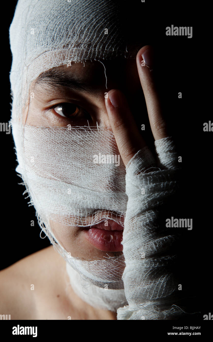 Head bandage hi-res stock photography and images - Alamy