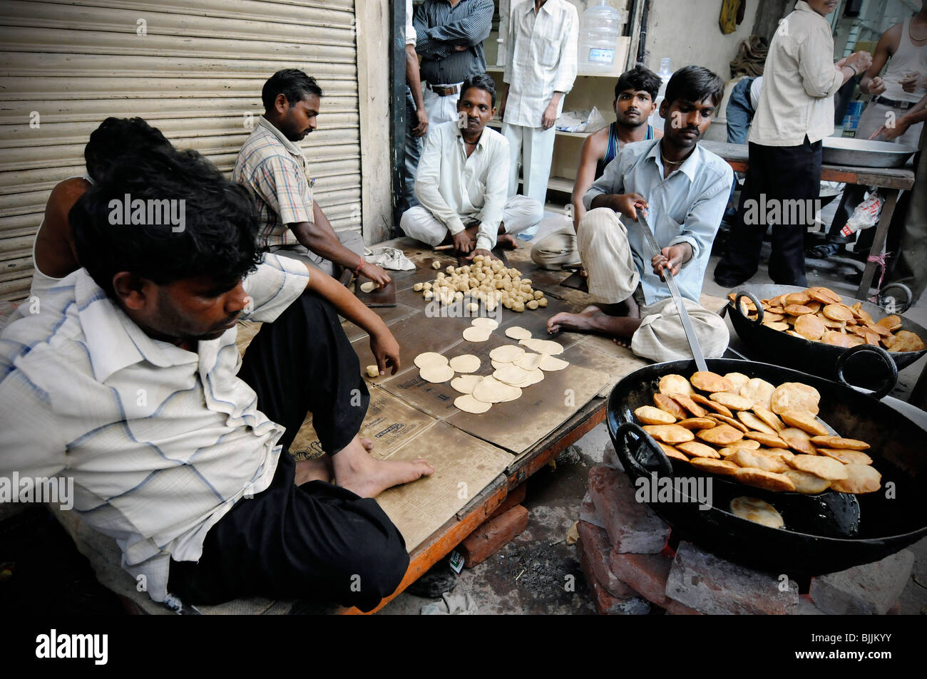 Feeding the poor in india hi-res stock photography and images - Alamy