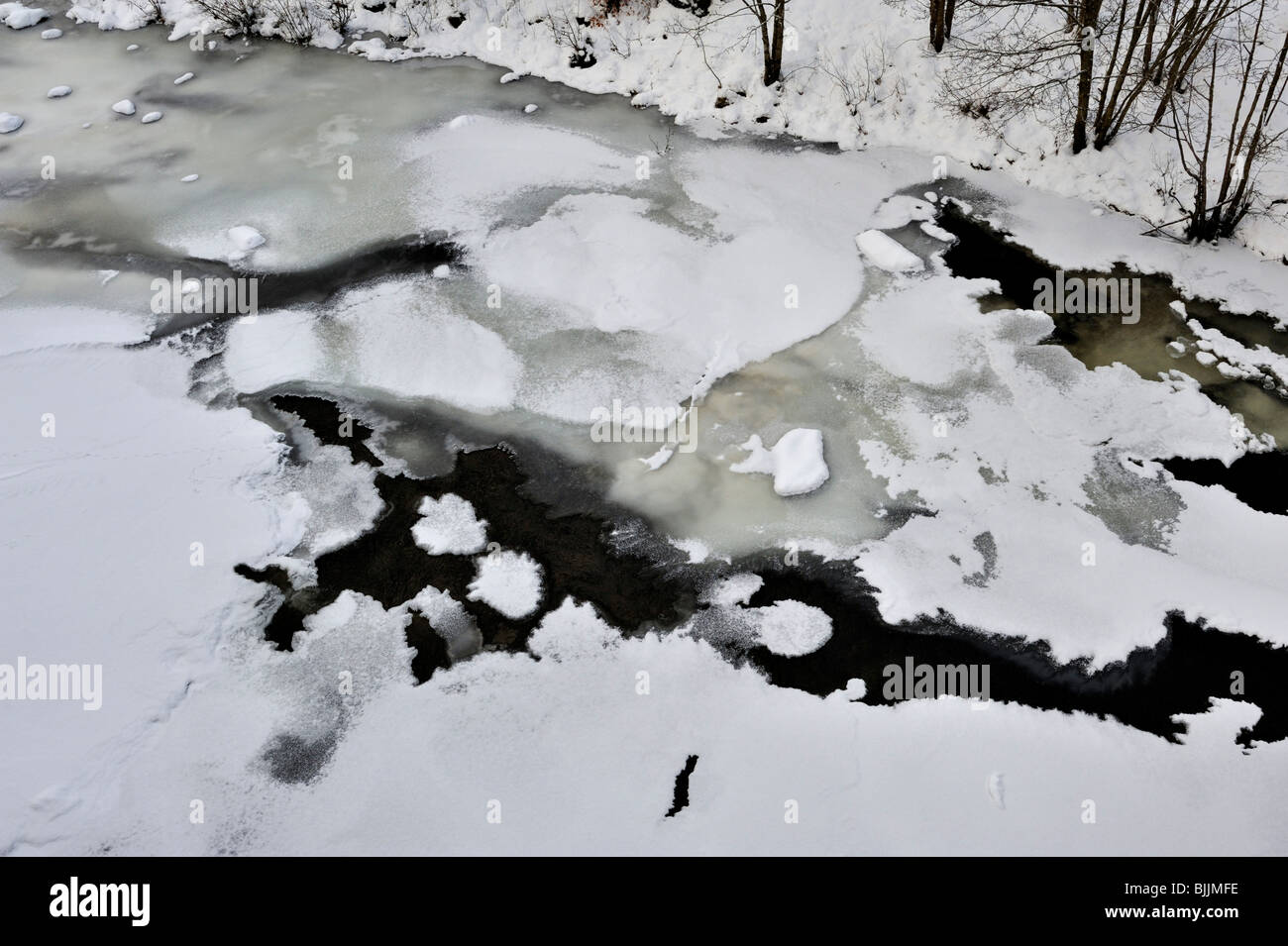 Icy frozen river hi-res stock photography and images - Alamy