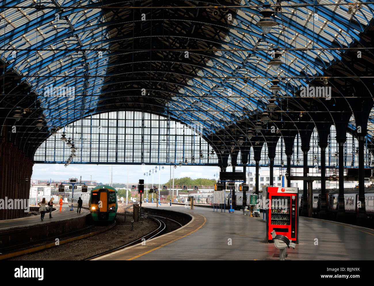 Brighton railway station platform hi-res stock photography and images ...