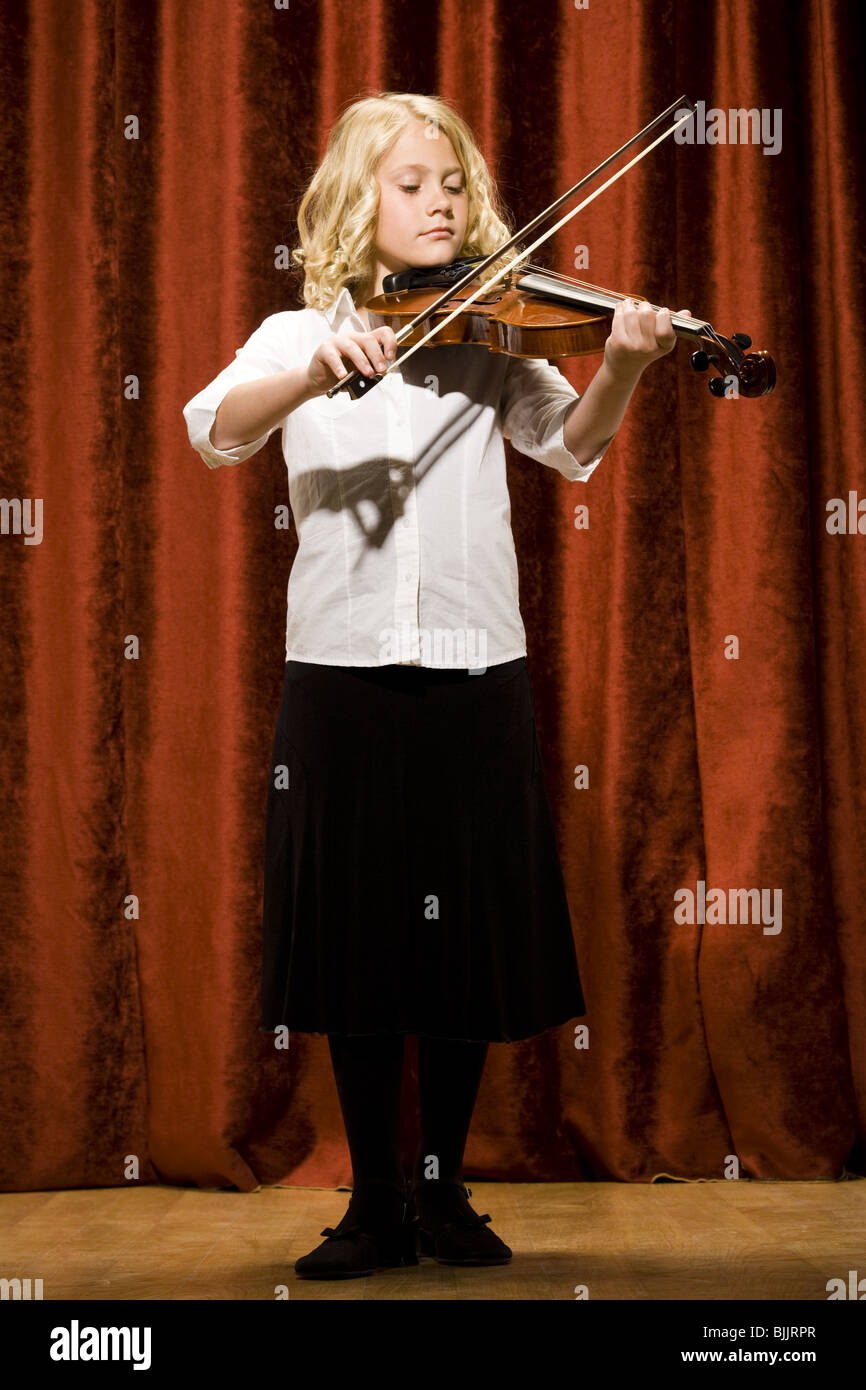 Children violin child musicians hi-res stock photography and images - Alamy