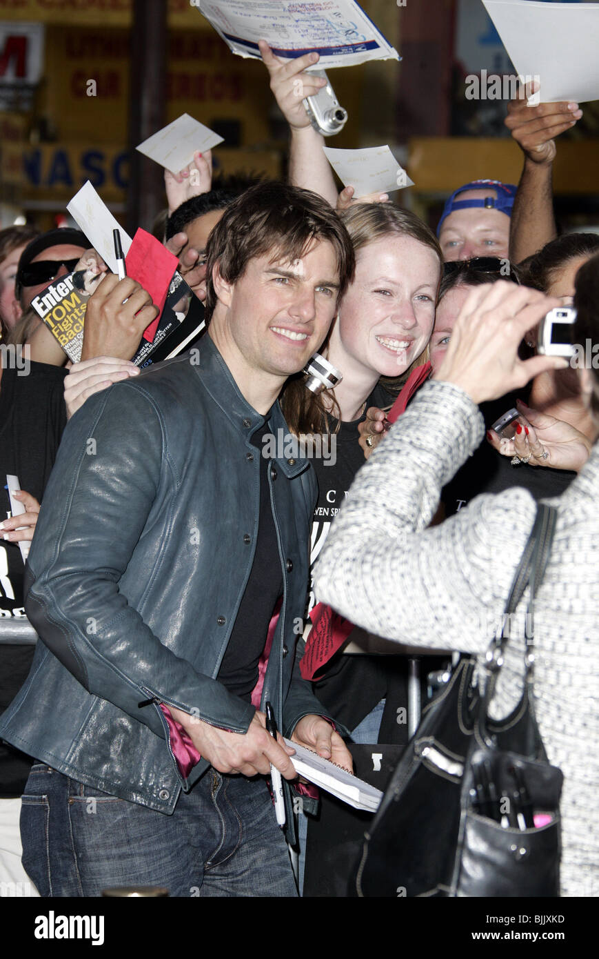TOM CRUISE & FANS WAR OF THE WORLDS FAN SCREENI CHINESE THEATRE ...