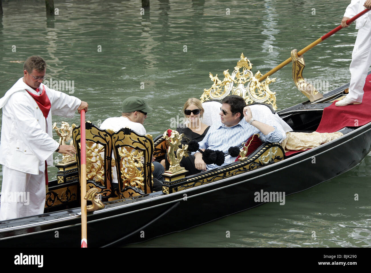HEATH LEDGER SIENNA MILLER & OLIVER PLATT CASANOVA GONDOLA ARRIVALS. VE ...