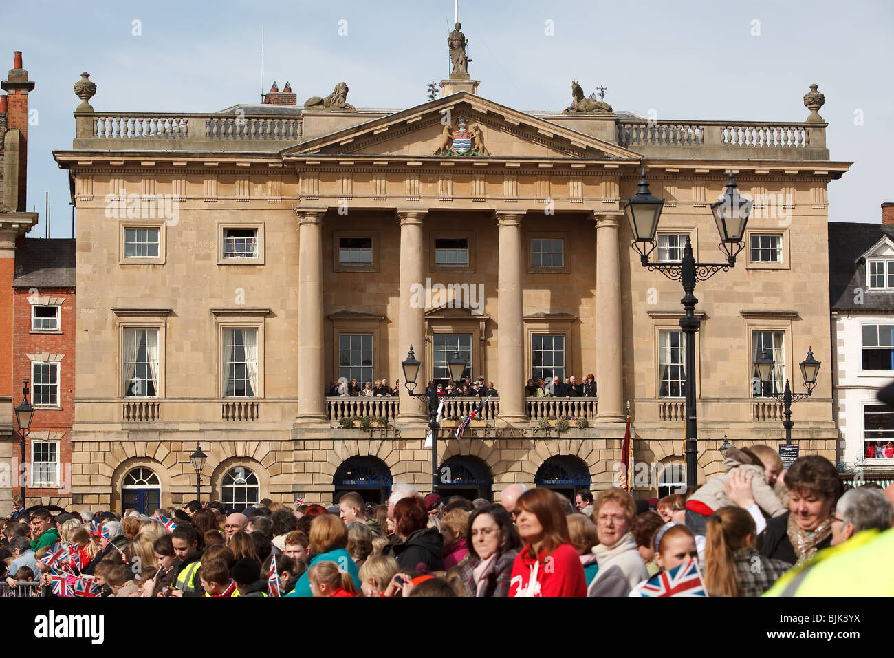 Crowds in Newark Market square viewing the Mercian regiment Stock Photo ...