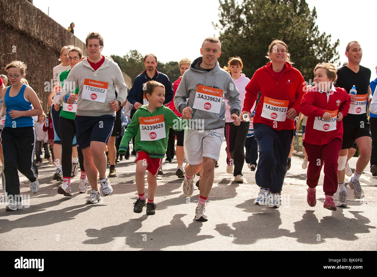 People families parents and children running in the Sport Aid one mile ...