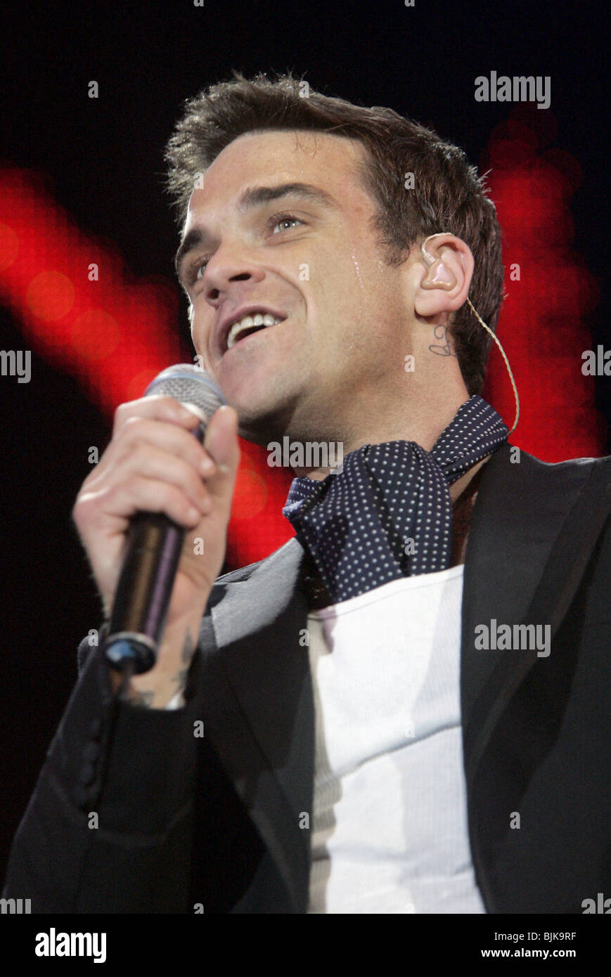 ROBBIE WILLIAMS LIVE 8 HYDE PARK LONDON ENGLAND 02 July 2005 Stock ...