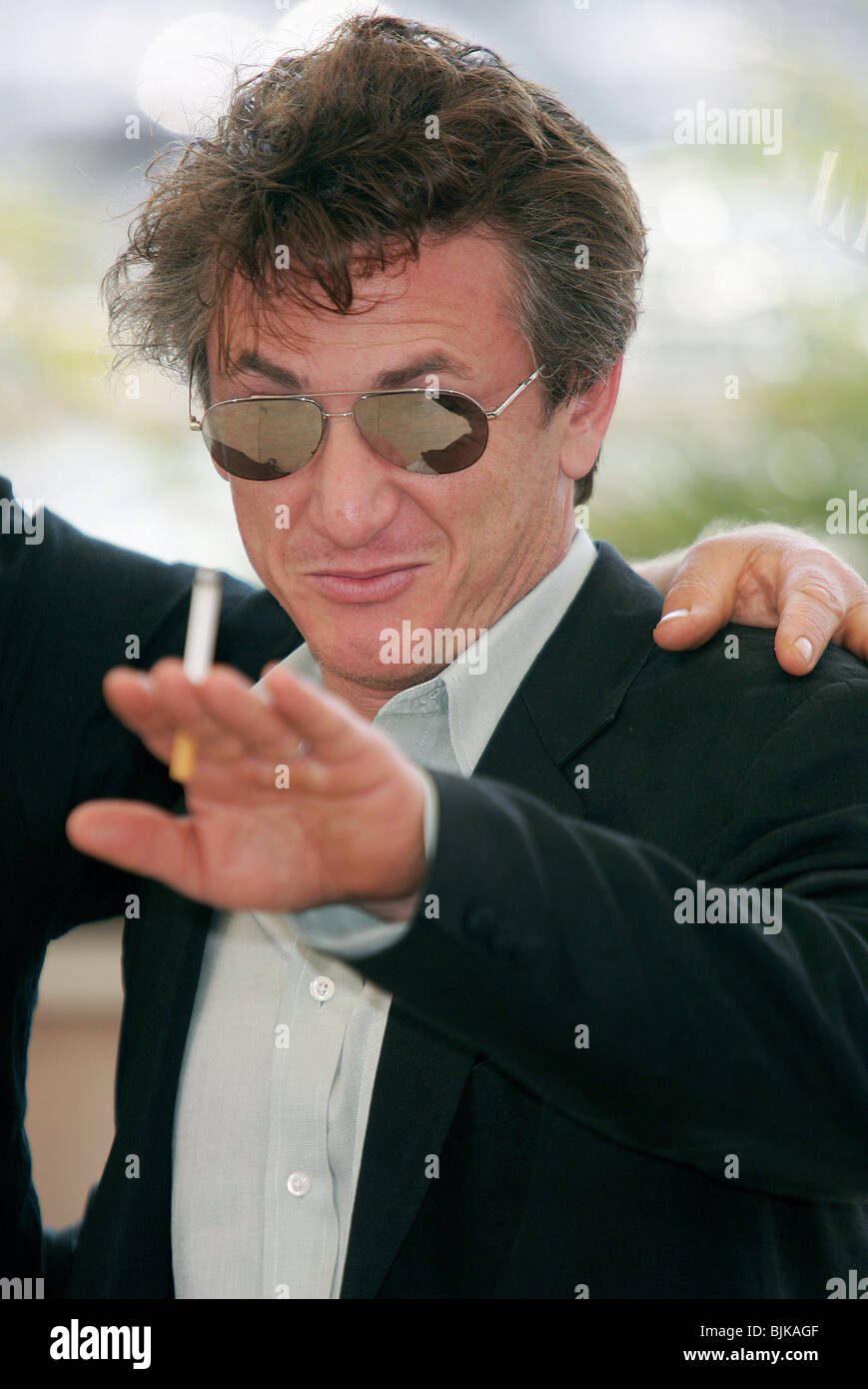 SEAN PENN CANNES FILM FESTIVAL 2004 CANNES FRANCE 17 May 2004 Stock ...