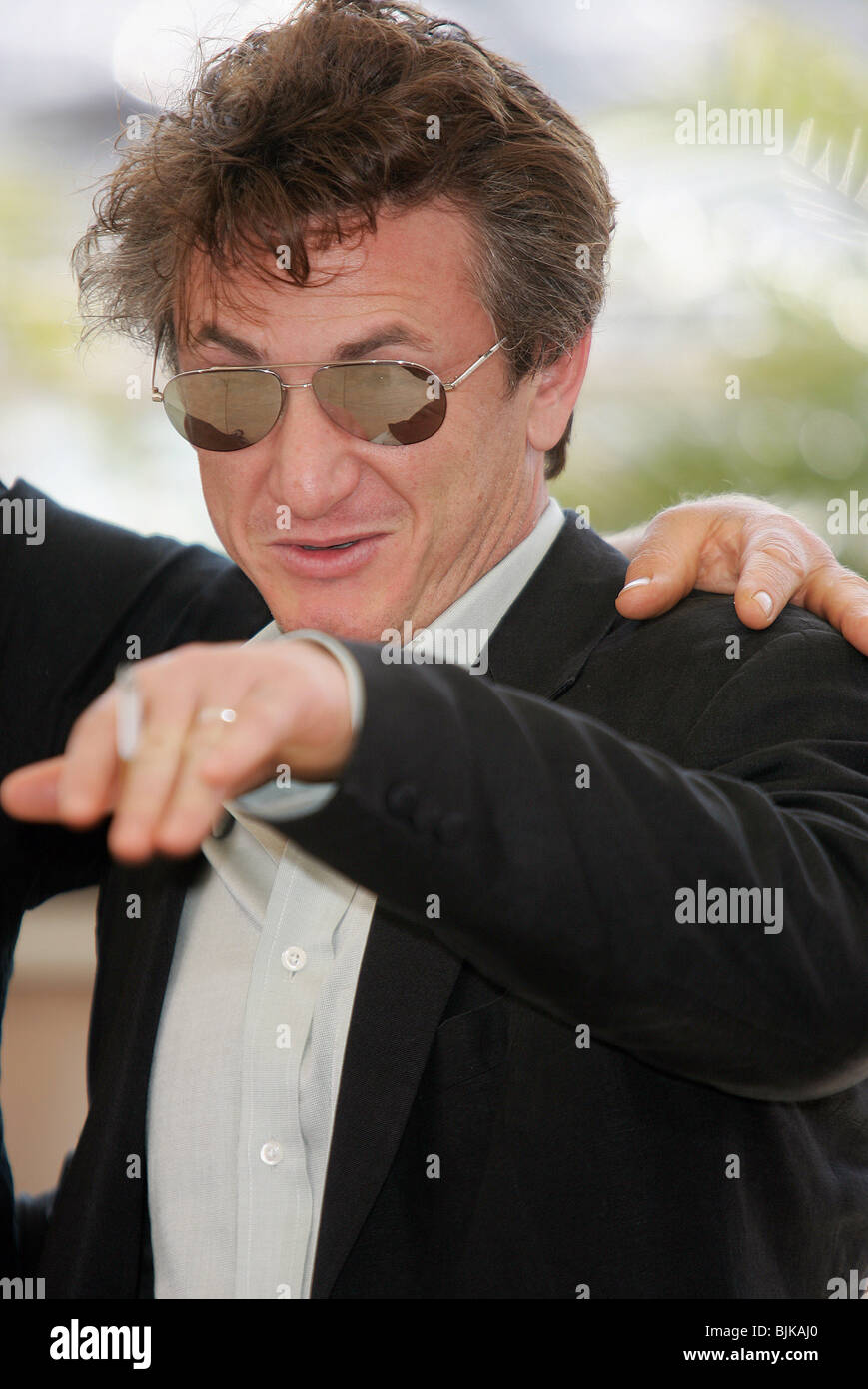 Sean penn cannes 2004 hi-res stock photography and images - Alamy