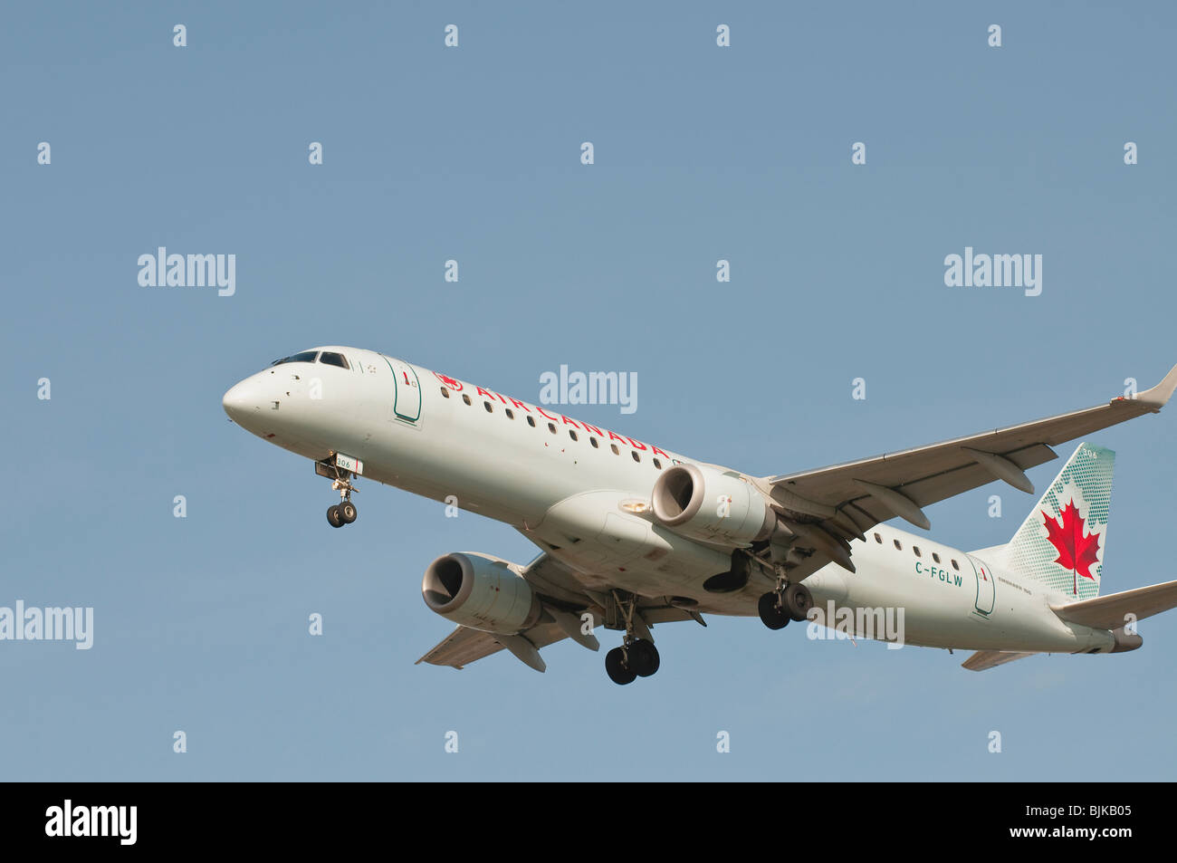 Embraer 190 jet hi-res stock photography and images - Alamy